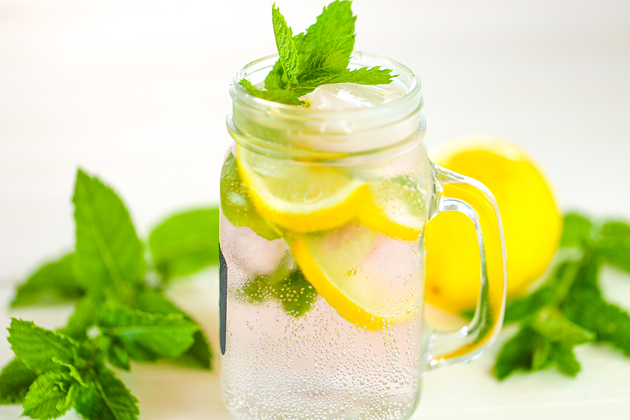 Zitronenwasser vor dem Schlafengehen kann helfen